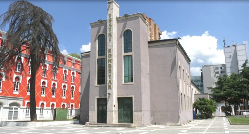 “Aty je përsëri, pranë skenës dhe luleve, që ishin e madhja dashuri ...