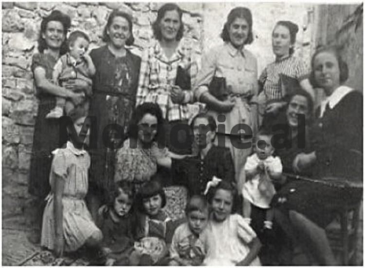 Unknown photos of Jewish families who, during the period of World War ...
