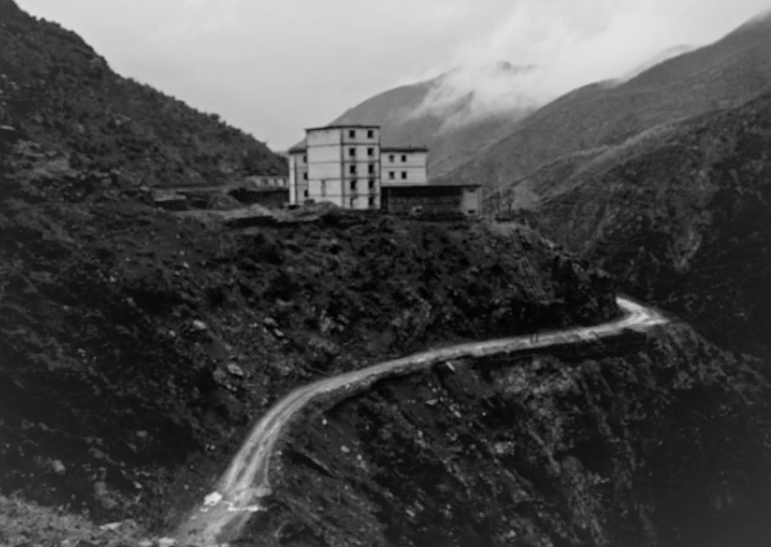 ZVICERANËT QË VIZITUAN BURGUN E SPAÇIT. KTHIMI I POEZIVE ATJE KU DOLËN ...