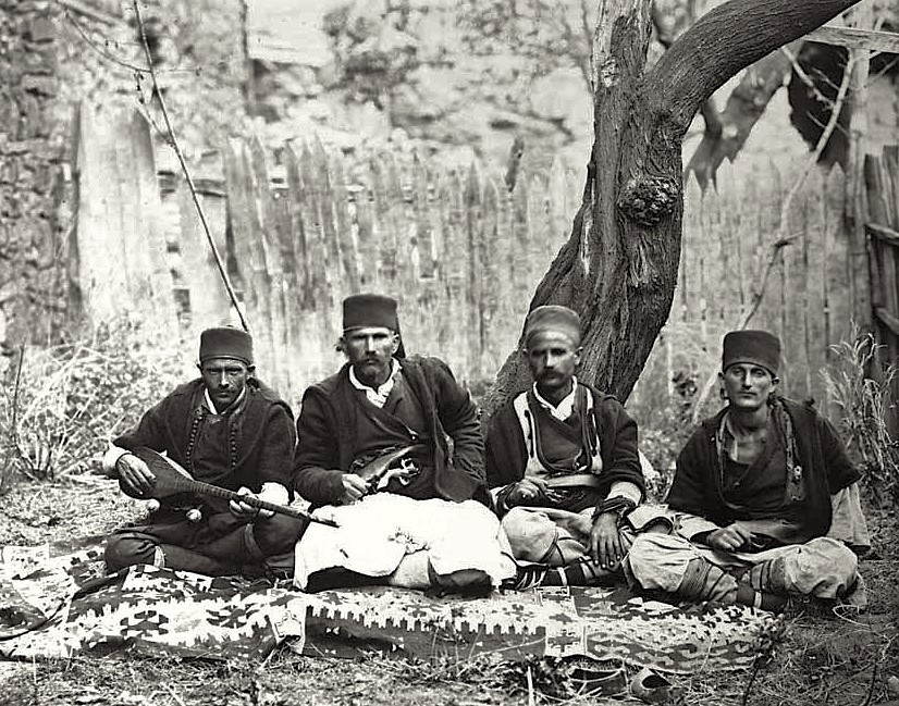 “Mbledhja e Lurës më 27 gusht ‘43, ku morën pjesë Mit’hat Frashëri ...