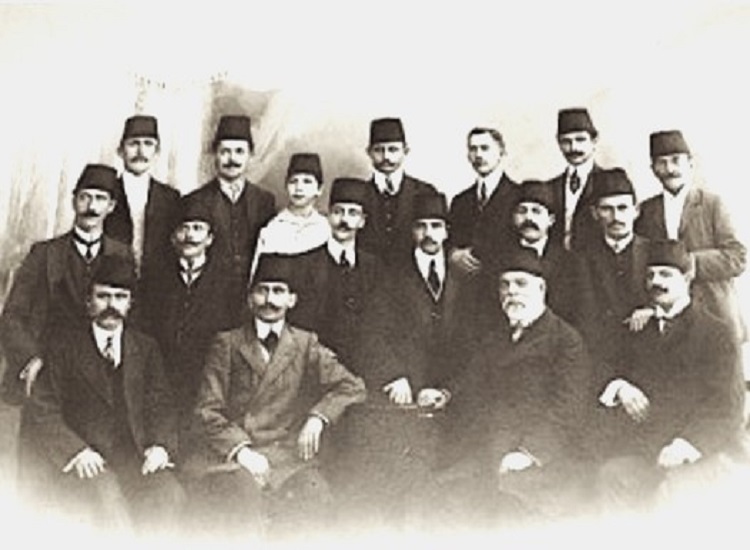 “Ismail Qemali took the flag from Naço, who held it in his own hands ...